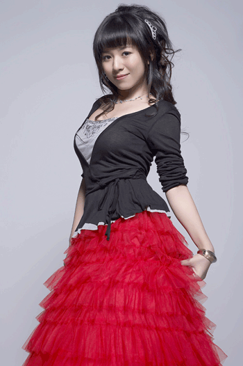 侯湘婷为“胸”状告姗拉娜 - C2CC传媒