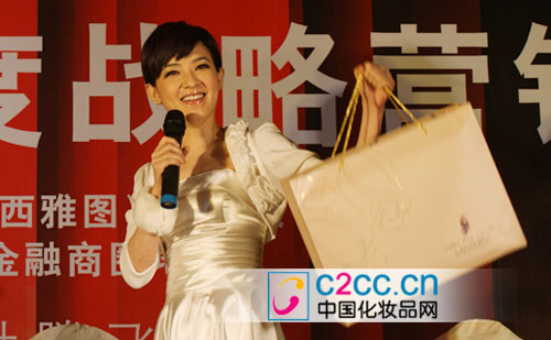 “小魔女”大变身 范晓萱做自信女人 - C2CC传媒