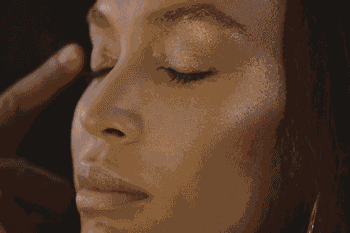 “固态便携”化妆品来袭，真能戳中忙碌小仙女的痛点？ | 锋言锋语 - C2CC传媒