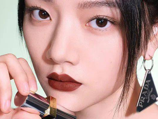 在天价面霜的“掩护”下，Prada口红卖断货了 - C2CC传媒
